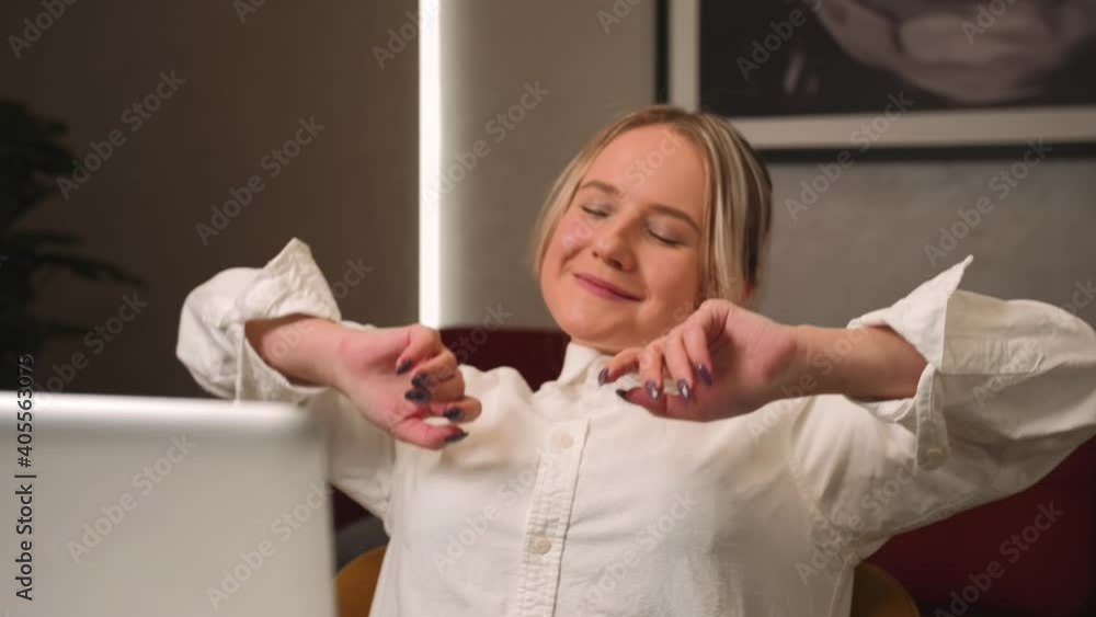 Vidéo Stock Young businesswoman worker relaxes sit at home office desk ...