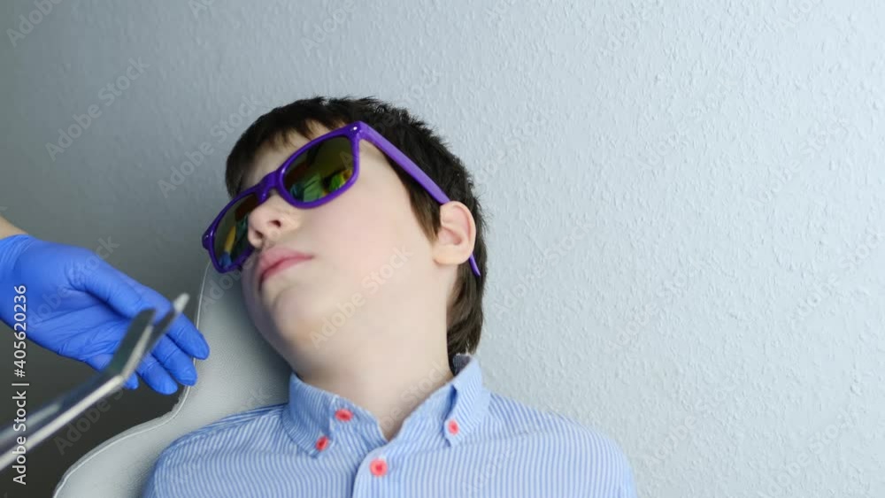 Vidéo Stock doctor examines oral cavity of small patient, molars grow ...