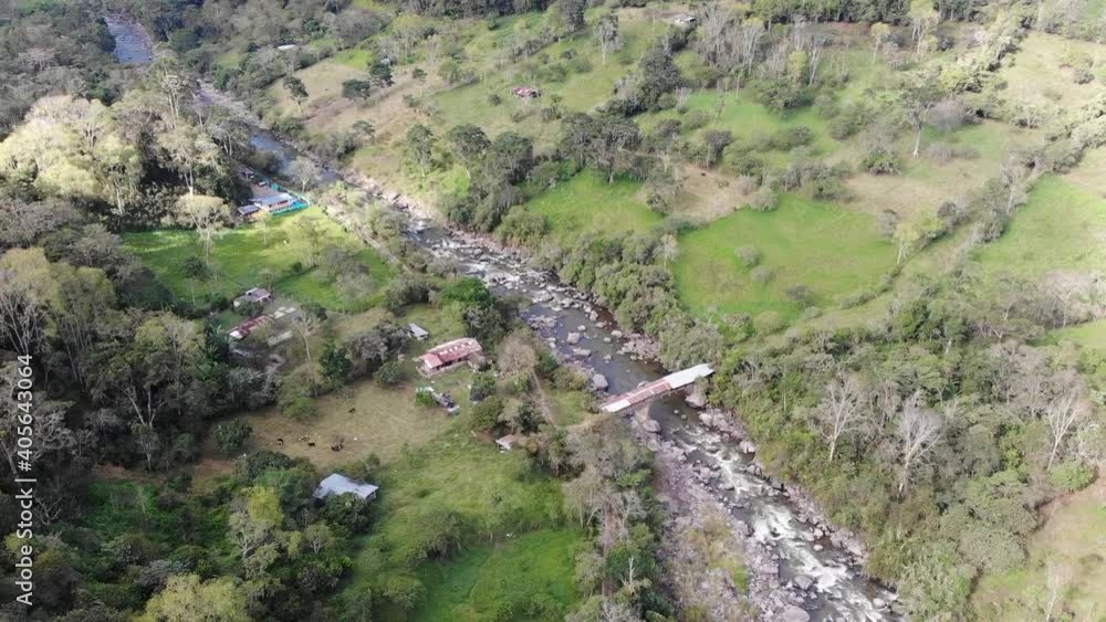 Recorrido de aéreo sobre rio garagoa y paisaje natural, entre los ...