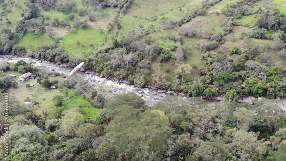 Recorrido de aéreo sobre paisaje natural entre los pueblos de garagoa y ...
