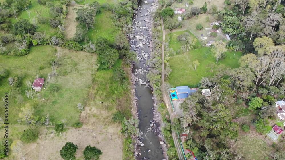 Recorrido de aéreo sobre rio garagoa, entre los pueblos de garagoa y ...