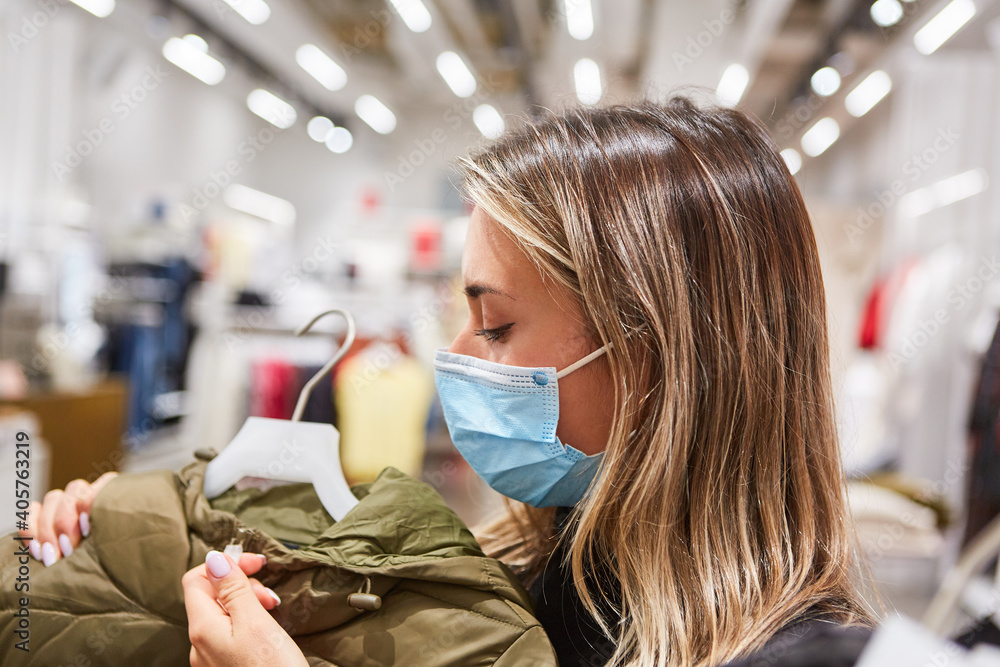 Kundin mit Maske beim Shopping in einer Boutique Stock Photo | Adobe Stock