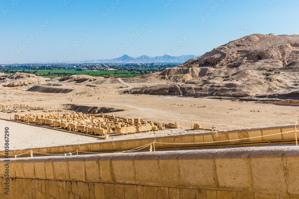 Foto de Dayr al-Bahri (the Monastery of the North"), a complex of ...