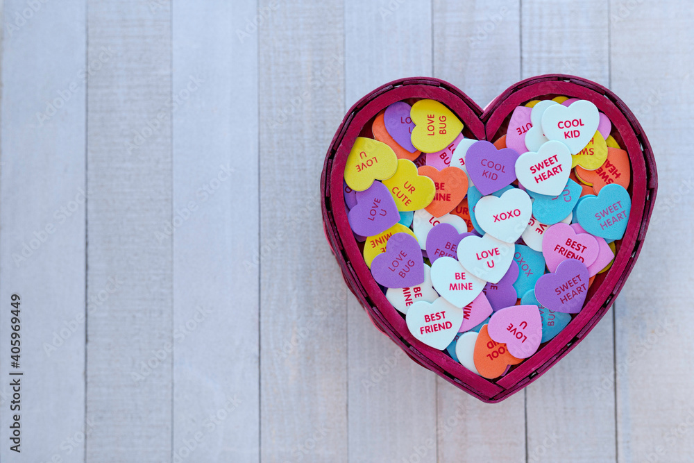 Foto de Corazones de colores con palabras de amor y amistad en una caja ...