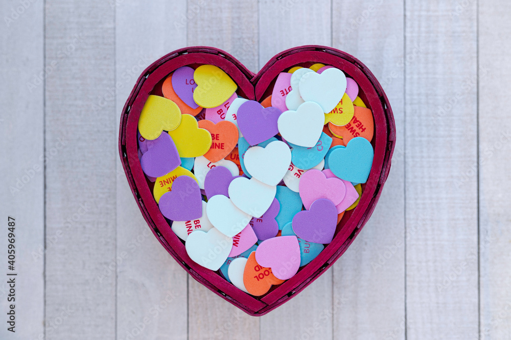 Corazones de colores con palabras de amor y amistad en una caja de ...