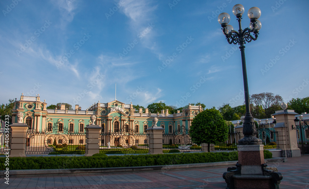 Foto de Kiev, Ukraine - May 21, 2020: Old baroque Mariinsky palace in ...