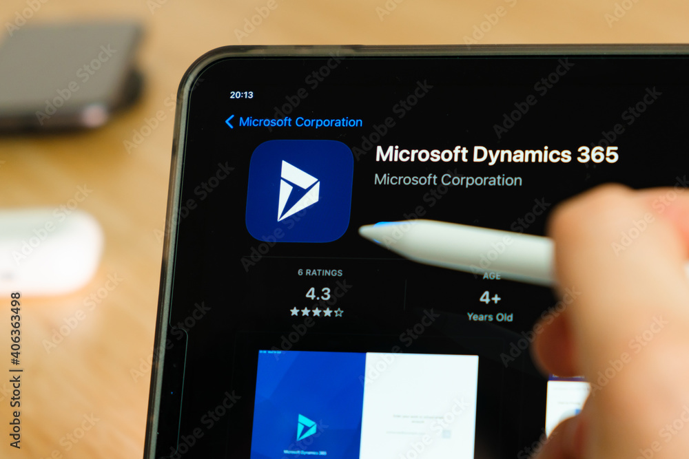 Foto de Microsoft dynamics 365 logo shown by apple pencil on the iPad ...