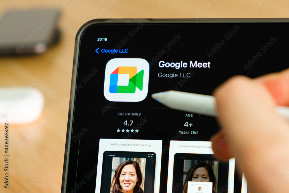 Foto de Google Meet logo shown by apple pencil on the iPad Pro tablet ...