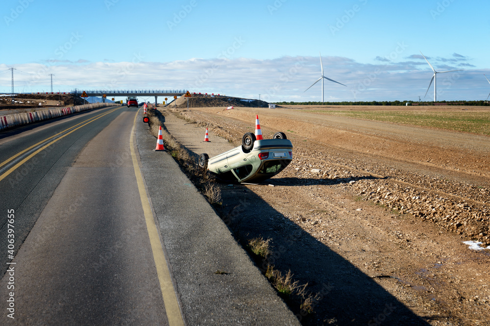 Accidente de un coche volcado en el lateral de una carretera en obras ...