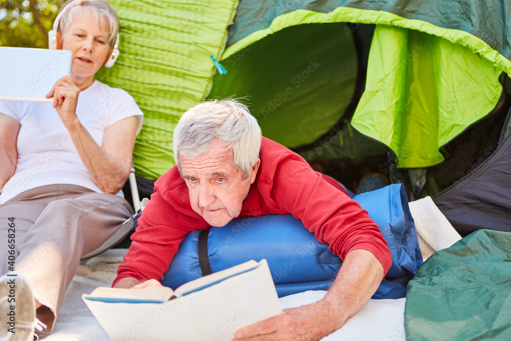 Paar als Rentner im Outdoor Camping Urlaub Stock Photo | Adobe Stock