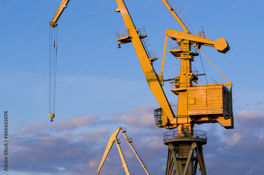 PORT CRANE - A device for moving heavy loads in the port and shipyard ...