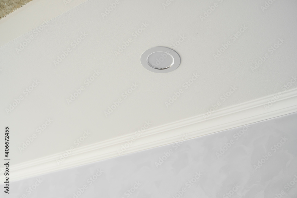 Foto Stock White ceiling with a white plinth in a room with gray ...