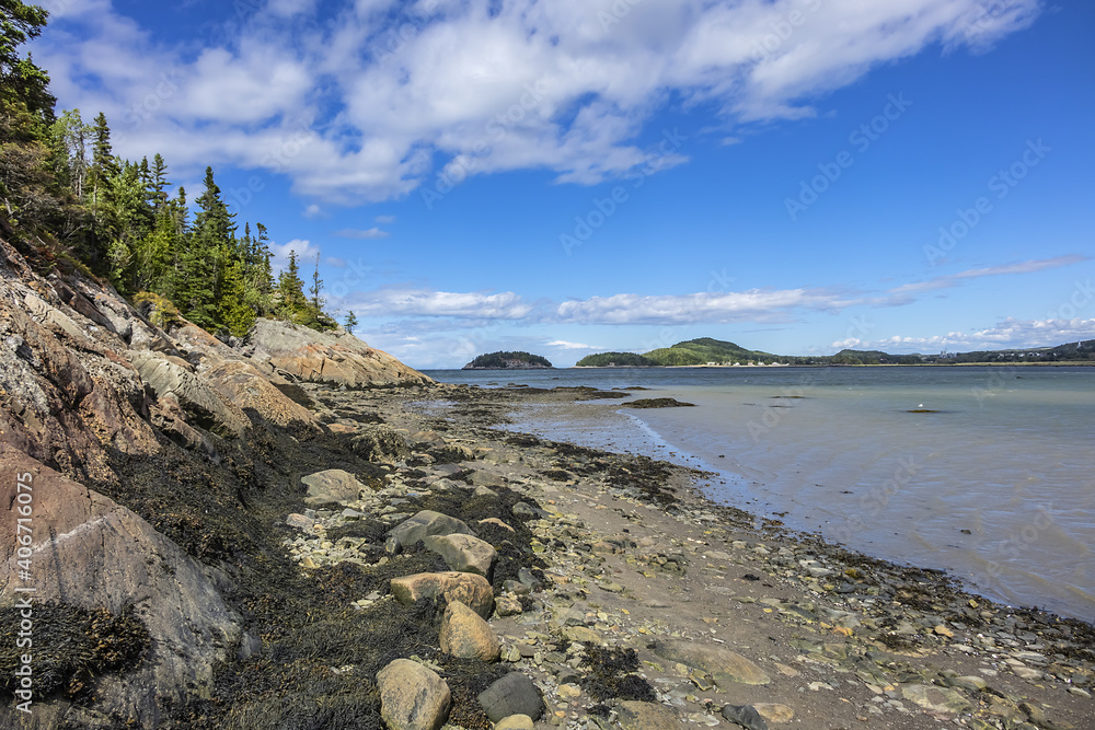 Foto de Picturesque View of the Bic Park (Parc national du Bic): rocks ...