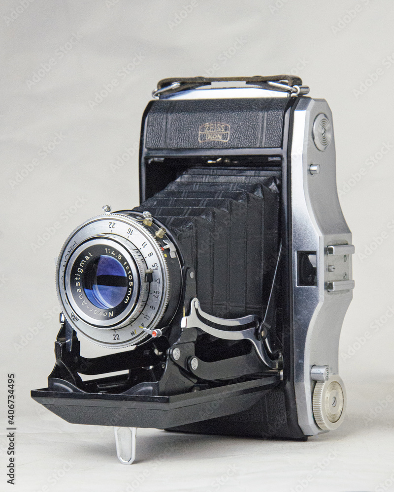 Vintage Zeiss Nettar folding camera, typical of the 50s, photographed ...