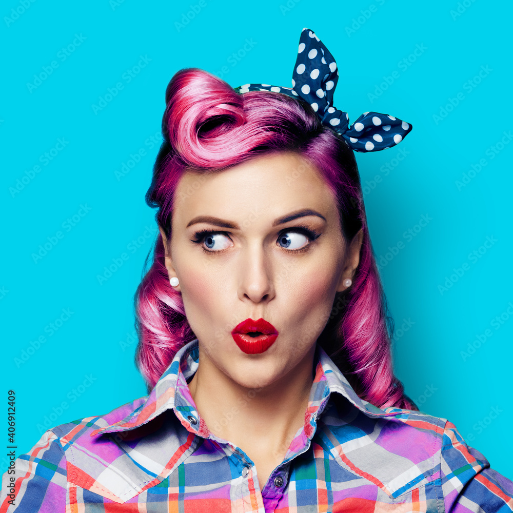 Excited surprised woman. Pinup girl looking sideways. Purple head model ...