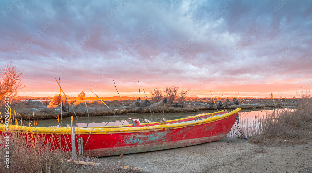Poster Vue d'une barque de pêcheur et de filets de pêche sur un étang de la Camargue, – Tableau ...