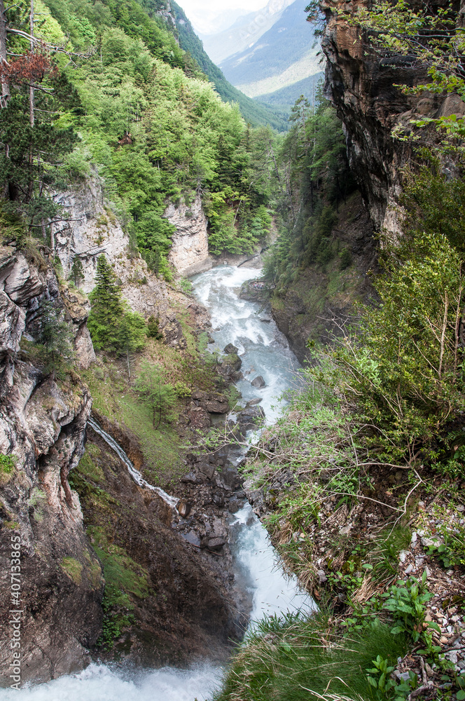 Ruta de senderismo de la cola de Caballo por el río con cascadas. Torla ...