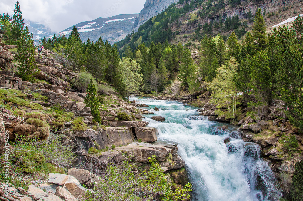 Ruta de senderismo de la cola de Caballo por el río con cascadas. Torla ...