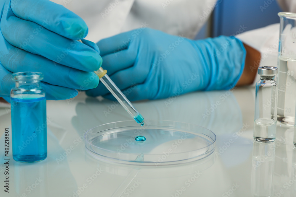 Foto de chemist dripping reagent with a pipette. conducting chemical ...