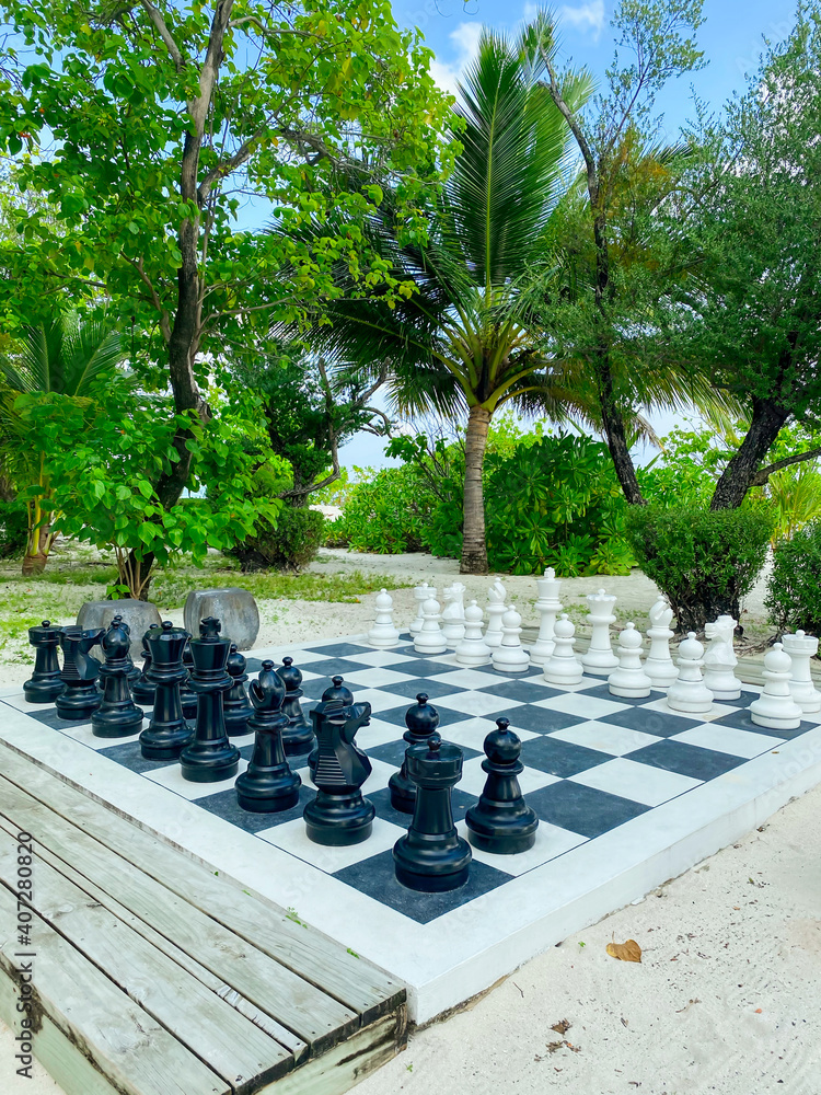 Foto de Holidays in the Maldives. Giant chess set on the beach. do ...