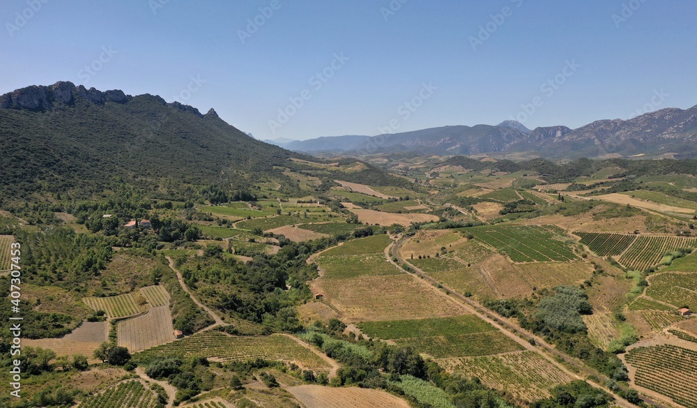 survol des vignes de Maury dans les Pyrénées-Orientales Stock Photo ...
