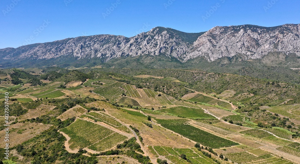 survol des vignes de Maury dans les Pyrénées-Orientales Stock Photo ...