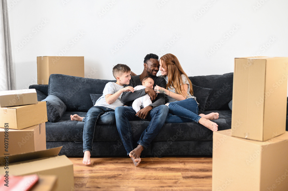 Foto de Excited mixed race family on relocation day. Overjoyed mother ...