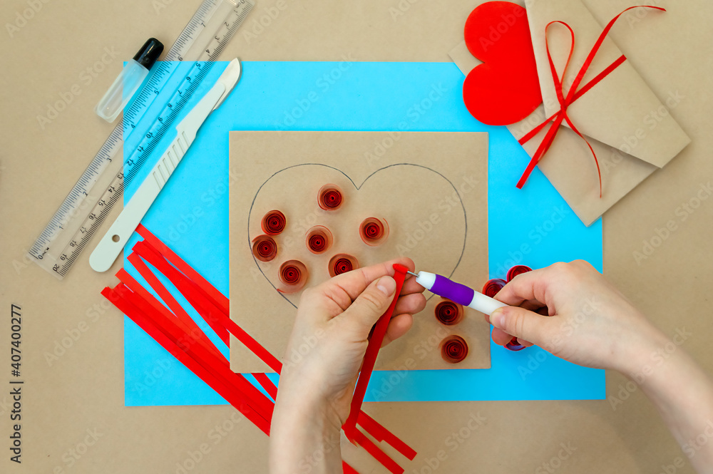 Craft for Valentine's Day. Making a heart using the quilling method ...