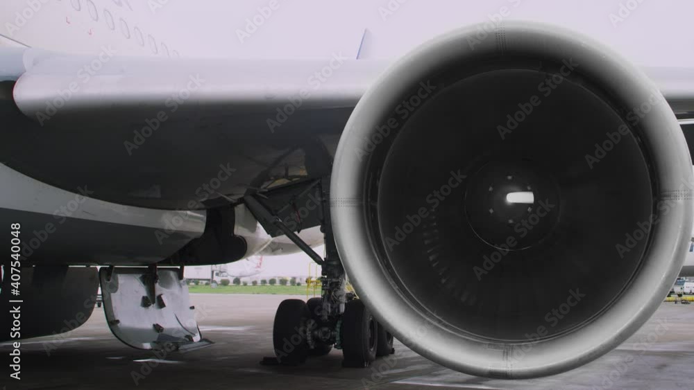 Vidéo Stock Airplane jet engine and landing gears moving forward ...