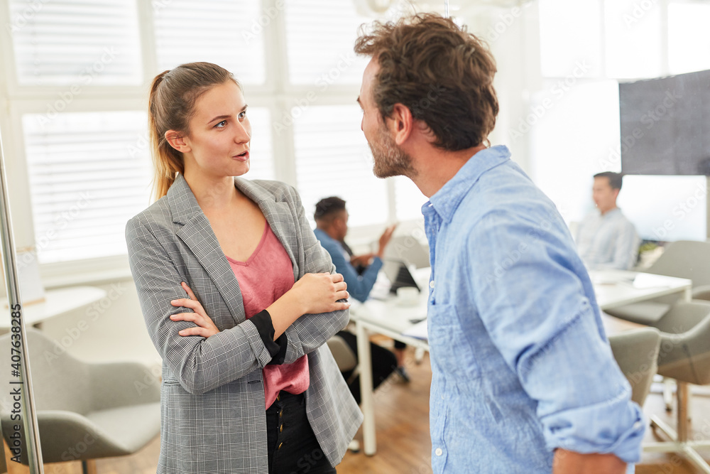 Zwei Business Leute im Dialog im Büro Stock Photo | Adobe Stock