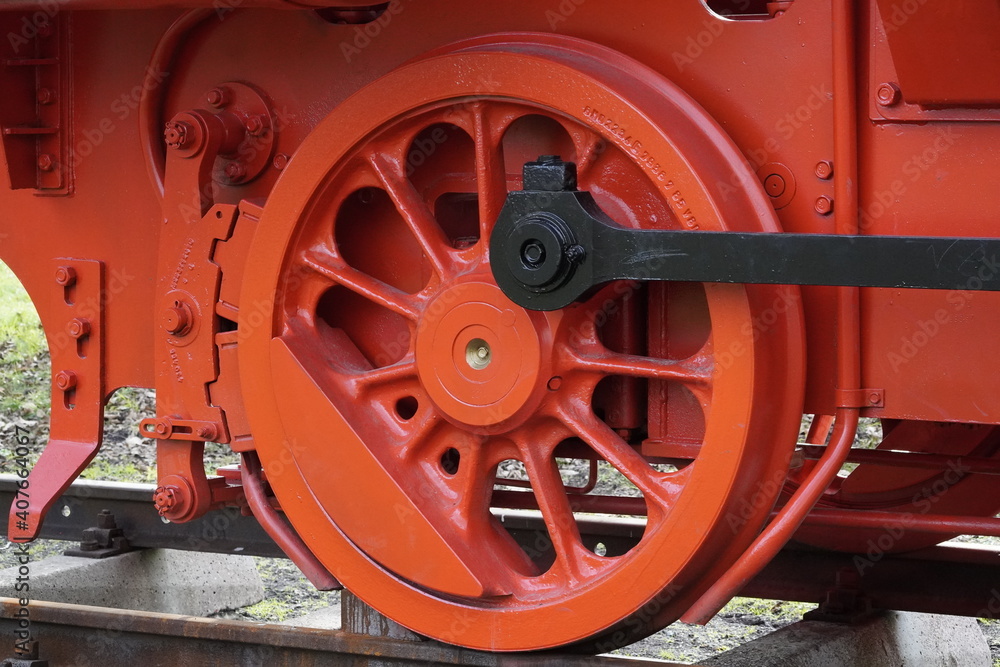 Nahaufnahme eines Rads einer Lokomotive. Rotes Rad einer Dampflok ...