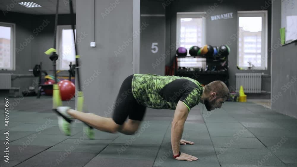 Vidéo Stock Side view of fit male athlete doing active abs exercises on ...