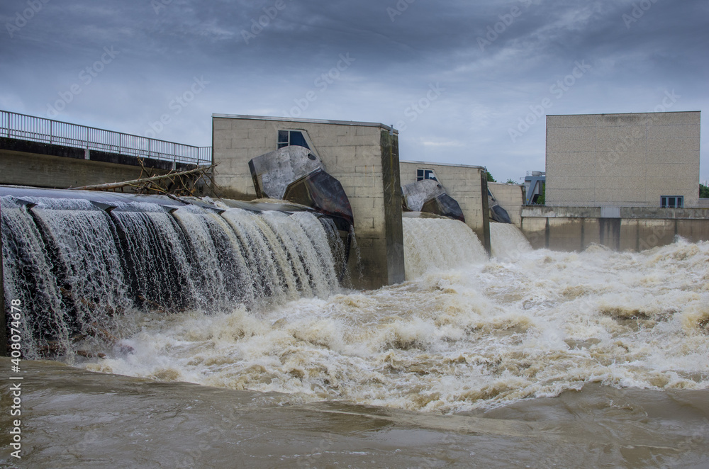 Überflutung, Hochwasser an Staustufe bei einem Elektrizitätswerk Stock ...
