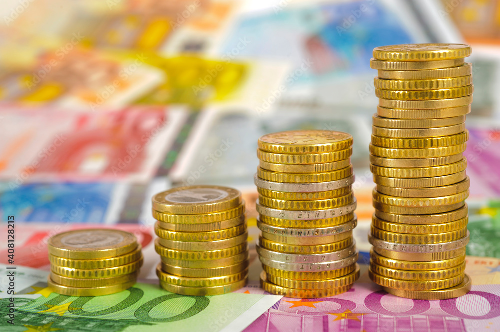 Geldbündel mit Euro Banknoten und Münzen gestapelt als Chart foto de ...