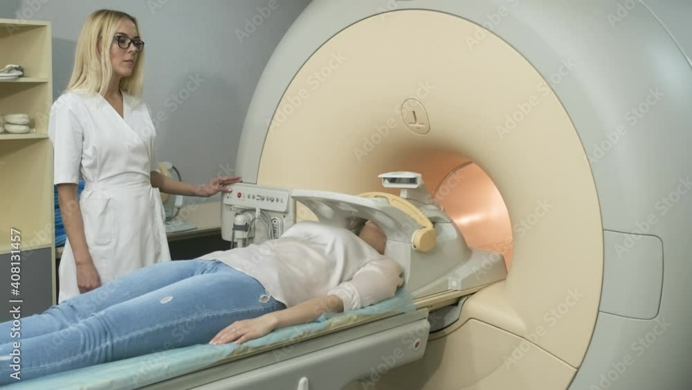 Vídeo do Stock: Woman doctor radiologist makes brain, head, neck MRI ...
