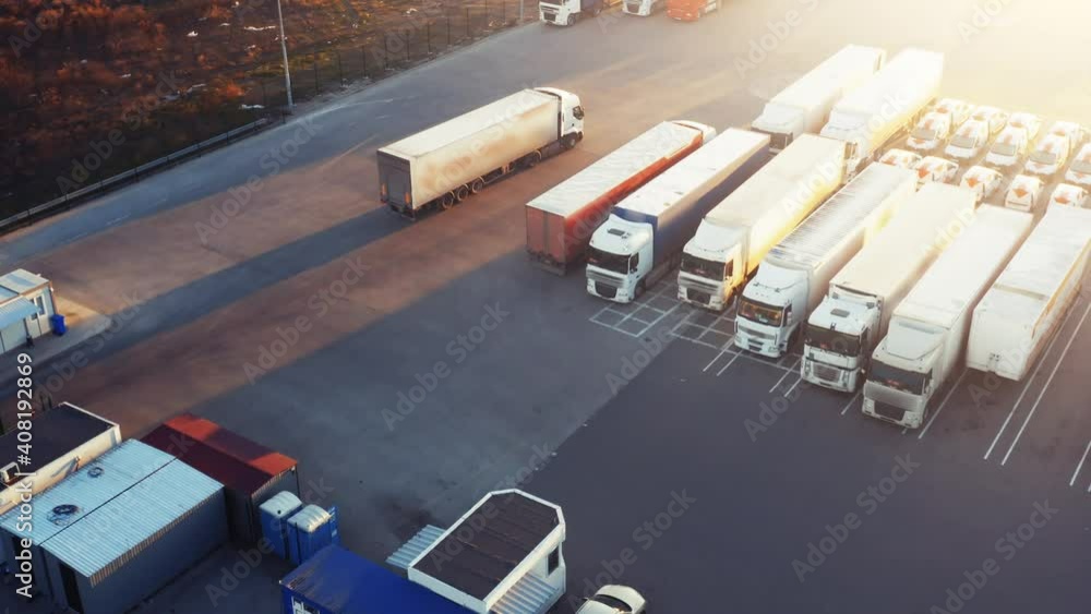 Stockvideo Semi-trailer truck arrives at the territory of the logistics ...