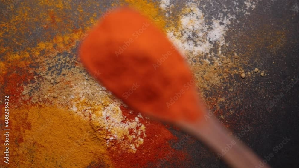 Vidéo Stock Indian spices red chilly , chili powder , paprika in wooden ...