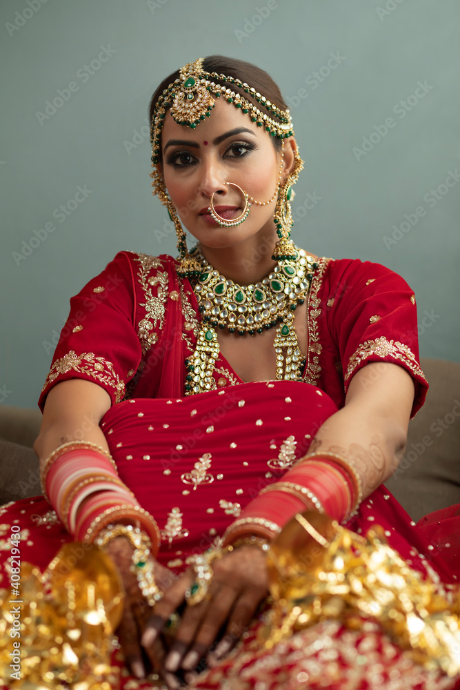 Indian bride wearing traditional Indian jewellery sitting down Stock ...