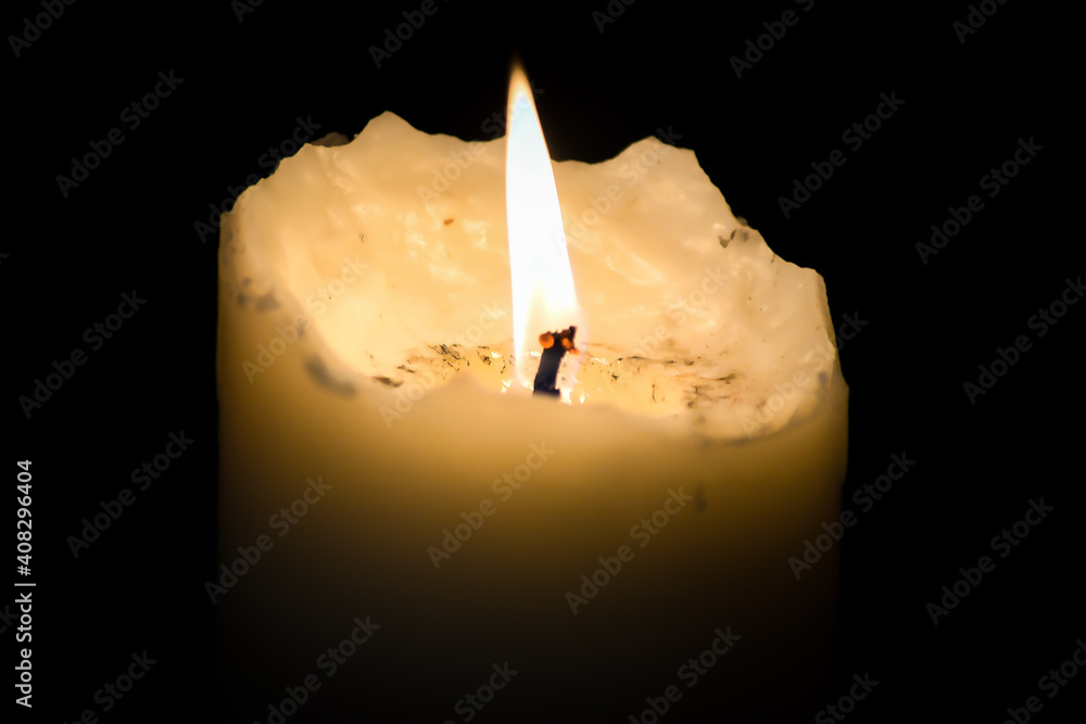 Fotografia macro de una llama en una vela encendida dando luz sobre ...