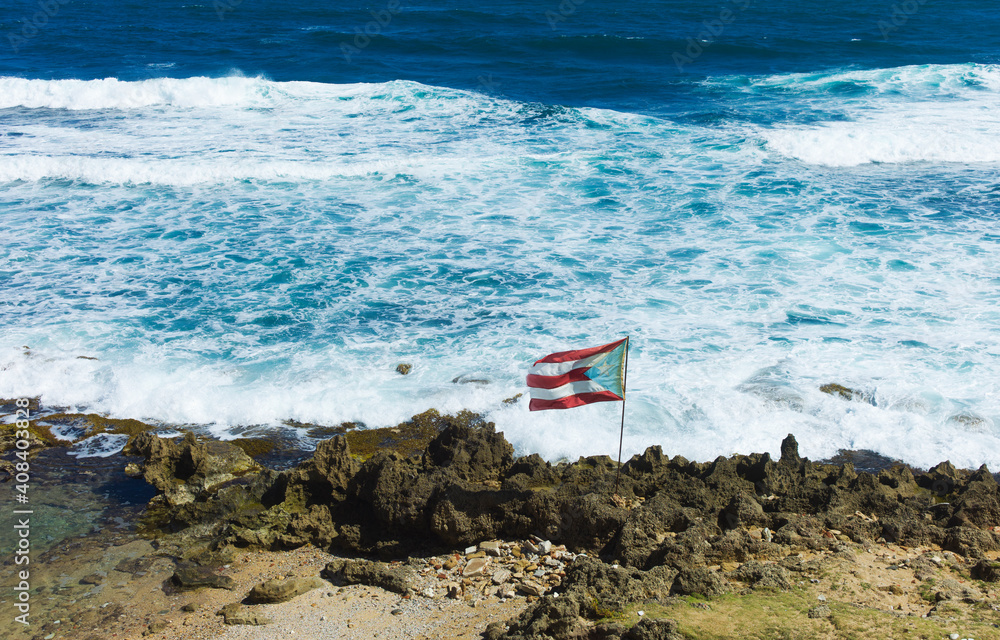 Foto de Puerto Rico, Old San Juan, flag of Puerto rice on sea coast do ...