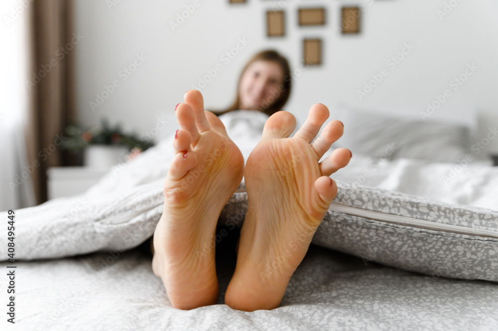 Fotka „beautiful Legs In Bed Sexy Legs Of A Girl Lying In Bed Feet Under The Blanket Skin