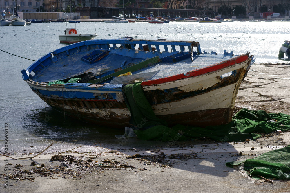 Relitto di una vecchia barca sulla panchina del molo. Bari, sud Europa ...