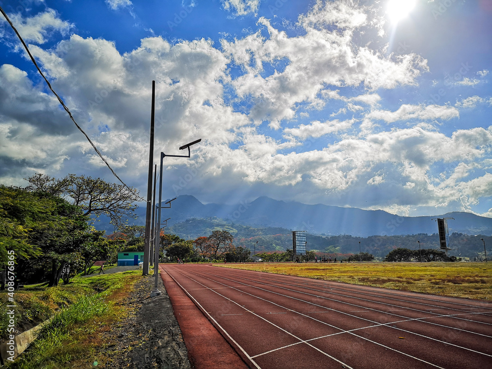 Pista de atletismo en Hatillo, Costa Rica con nubes de fondo Stock ...