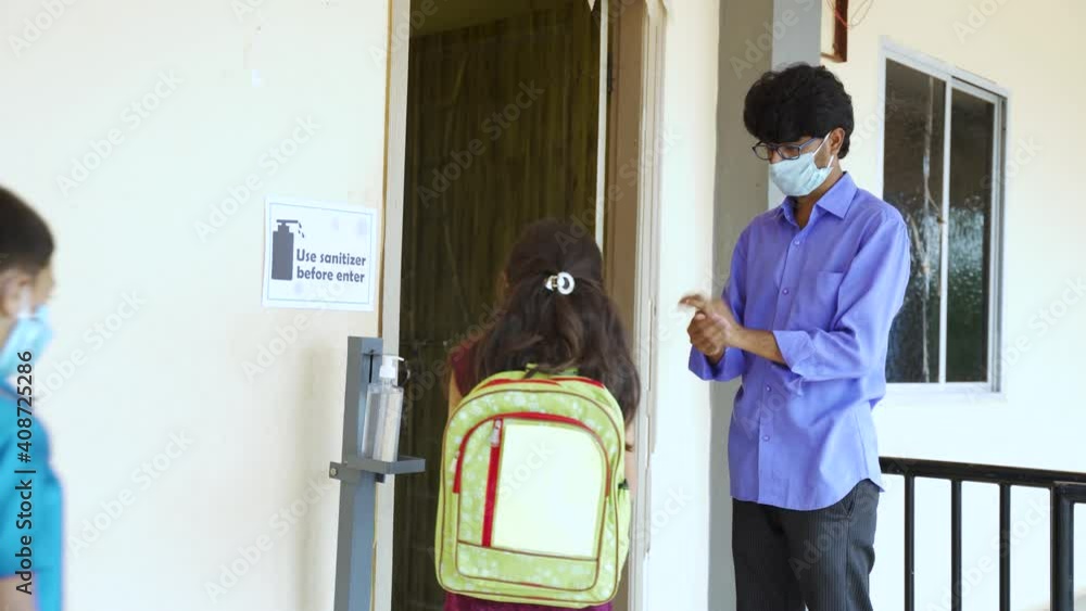 Vidéo Stock Teacher with mask guiding students to wash hand with ...