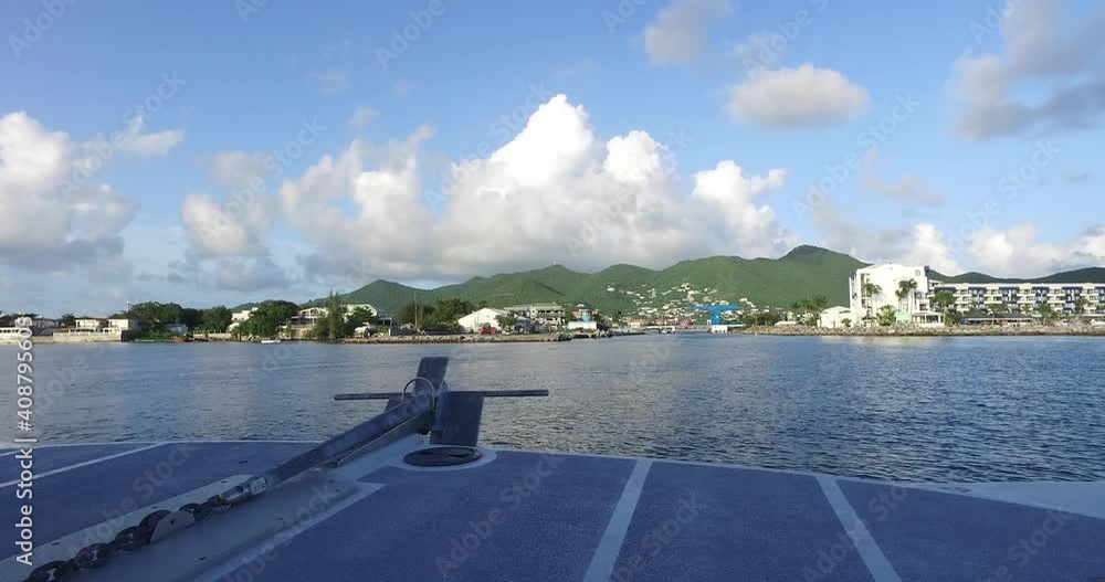 Vidéo Stock Yacht arriving at simpson bay bridge on the caribean island ...