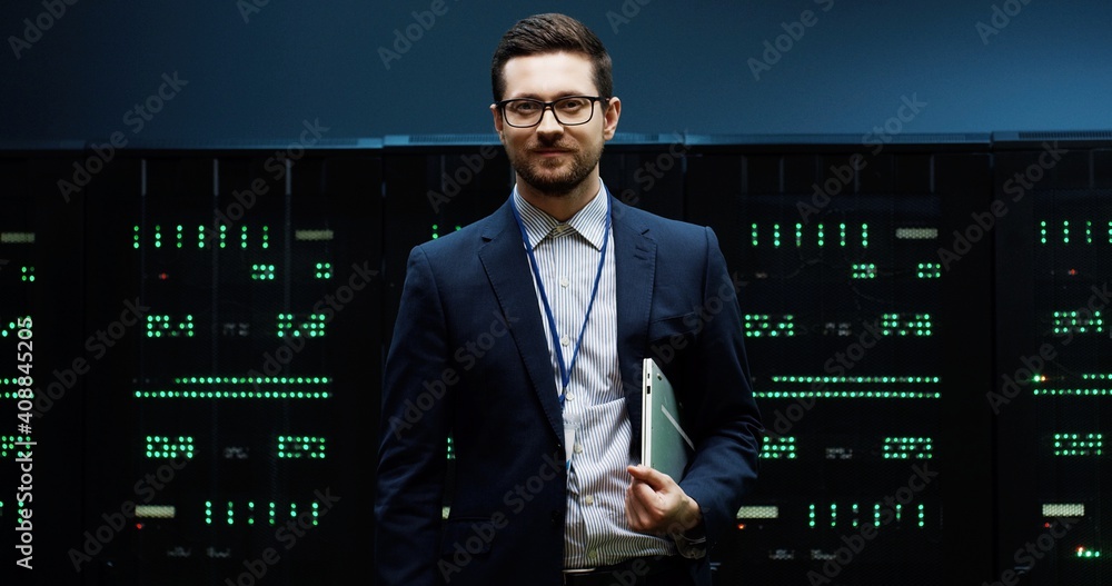 Foto de Portrait of successful IT worker with glasses standing in ...