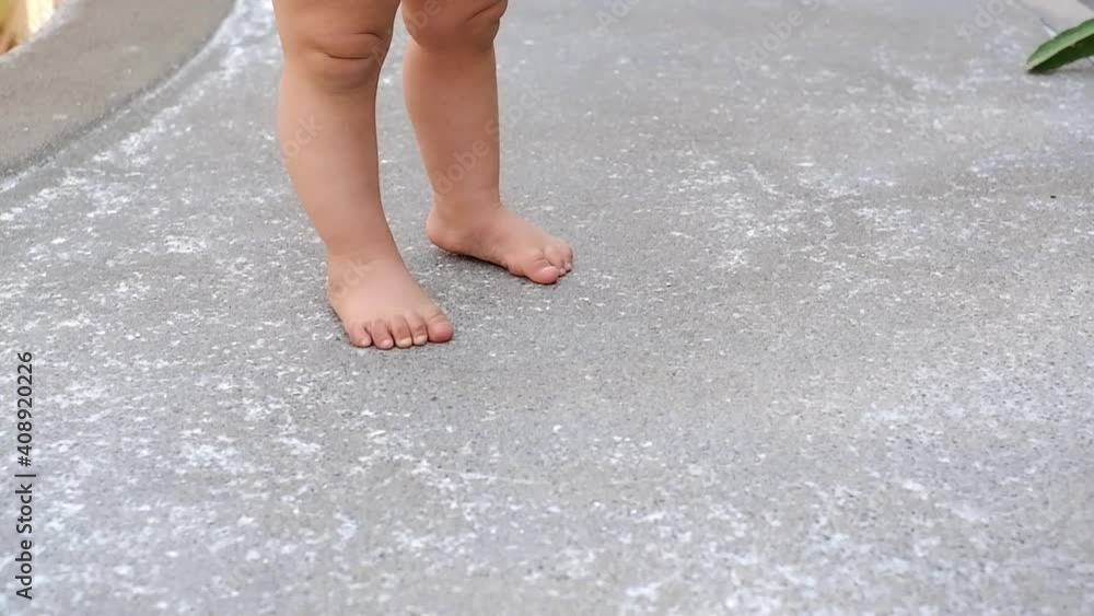 Baby's first steps. Child's feet step over the asphalt vídeo do Stock ...