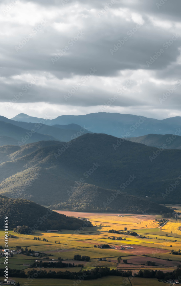 increíble paisaje llano con campos de cultivo y montañas en el fondo ...