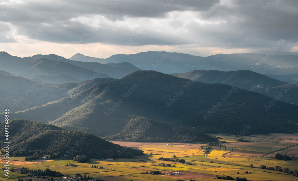 Increíble paisaje llano con campos de cultivo y montañas en el fondo ...