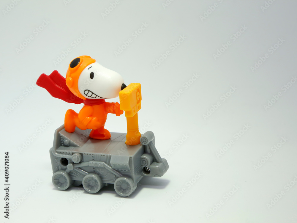 Snoopy in a cart to remove snow. Snoopy in train with scarf. Charlie ...